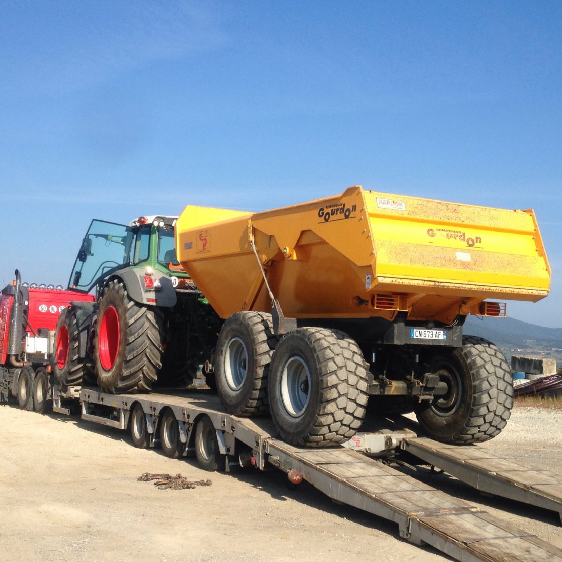 Fendt 300 ch avec benne 12 m3 - Cornu terrassement
